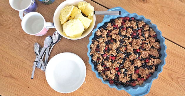 Enkel smulpaj med bär och hemgjord glass