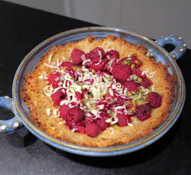 Knäckig hallonpaj med passionsfrukt och vit choklad - Anna Jonasson ...