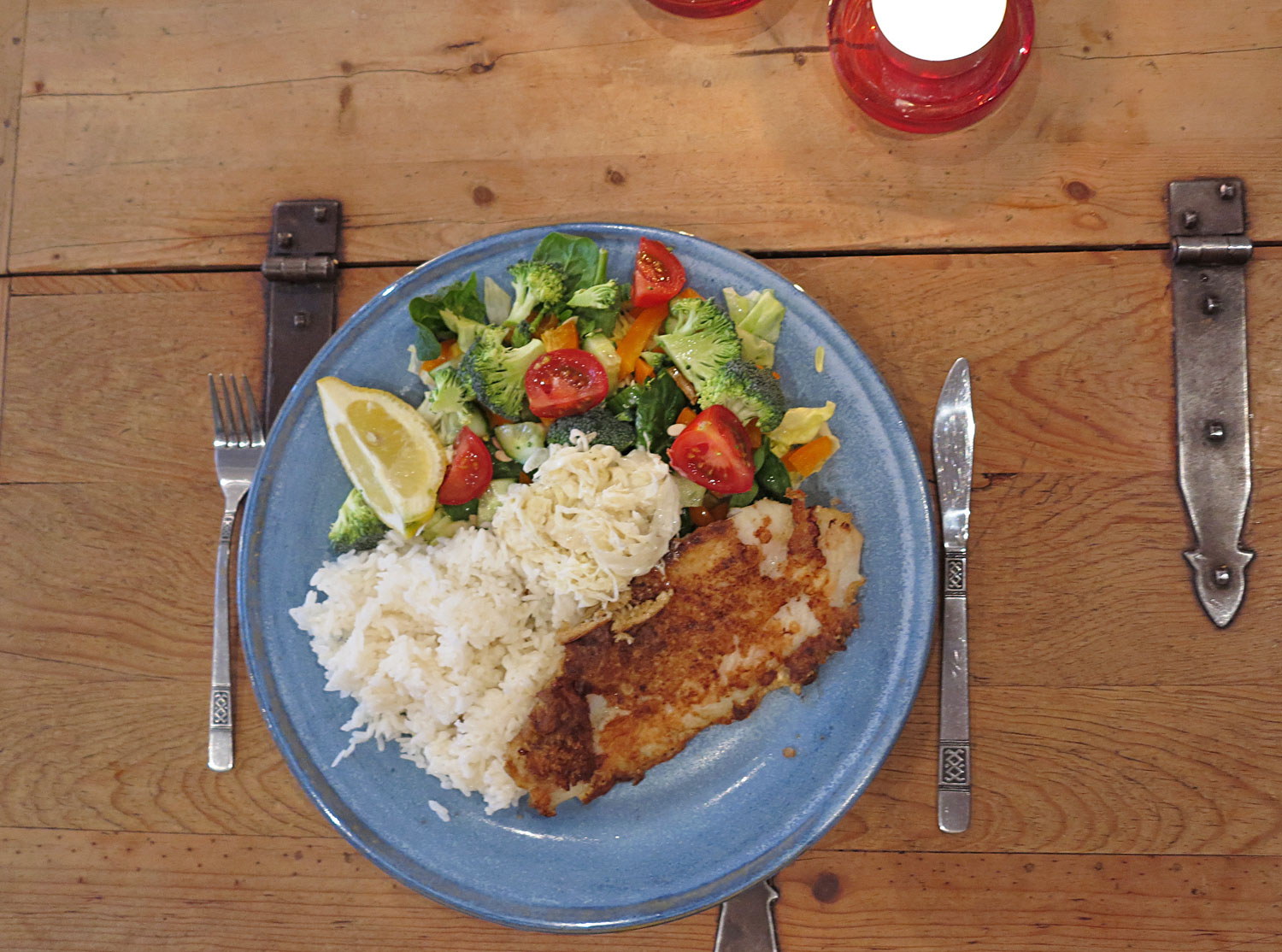 Sesampanerad hajmal med krämig surkålsslaw – gott och enkelt recept