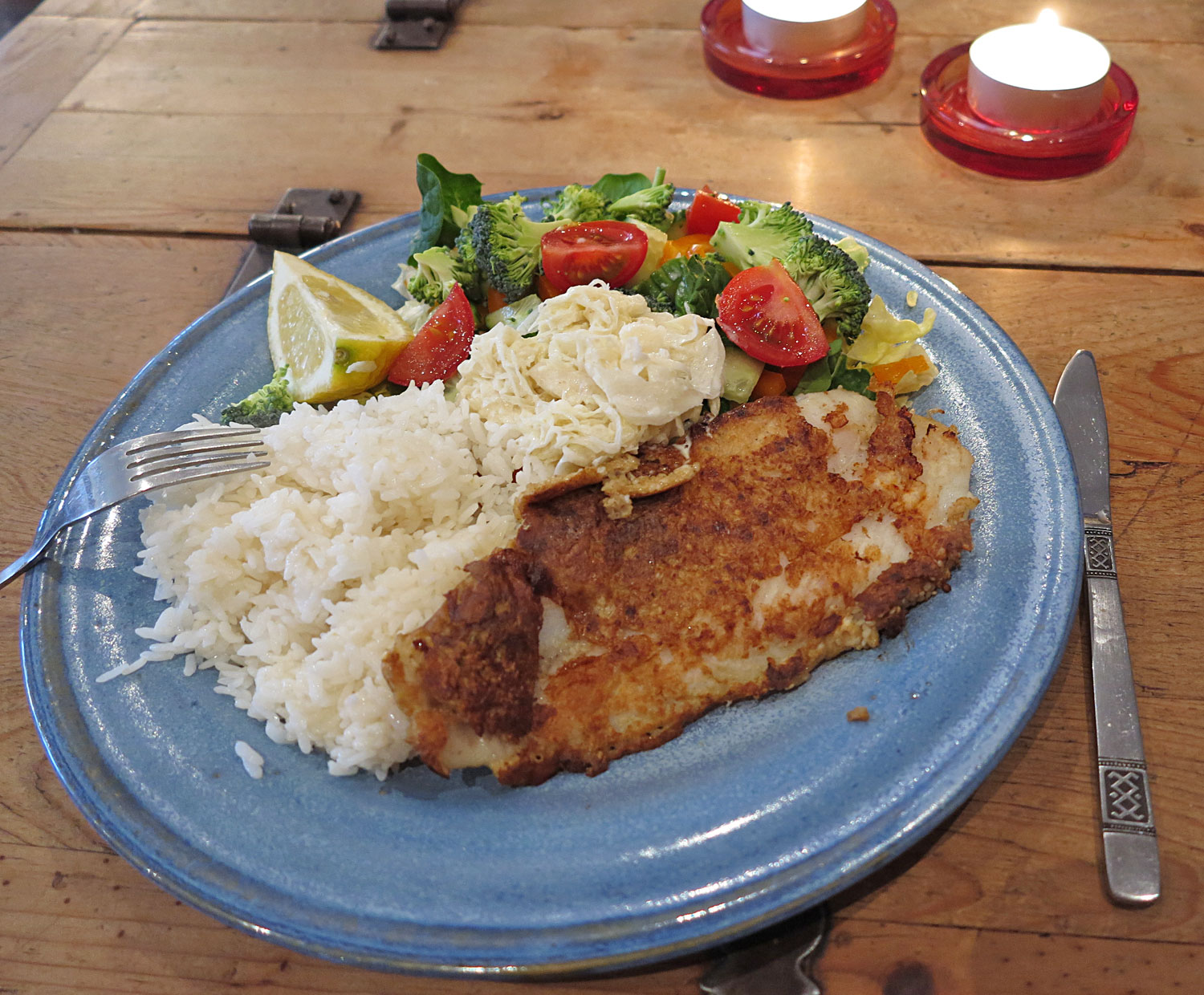 Sesampanerad hajmal med krämig surkålsslaw – gott och enkelt recept