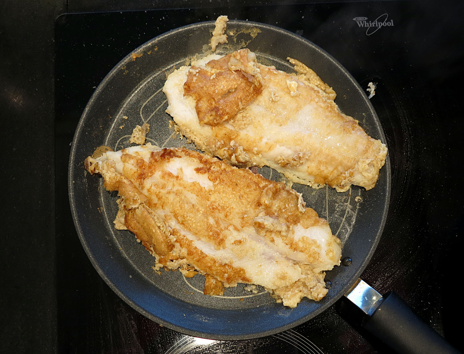 Sesampanerad hajmal med krämig surkålsslaw – gott och enkelt recept