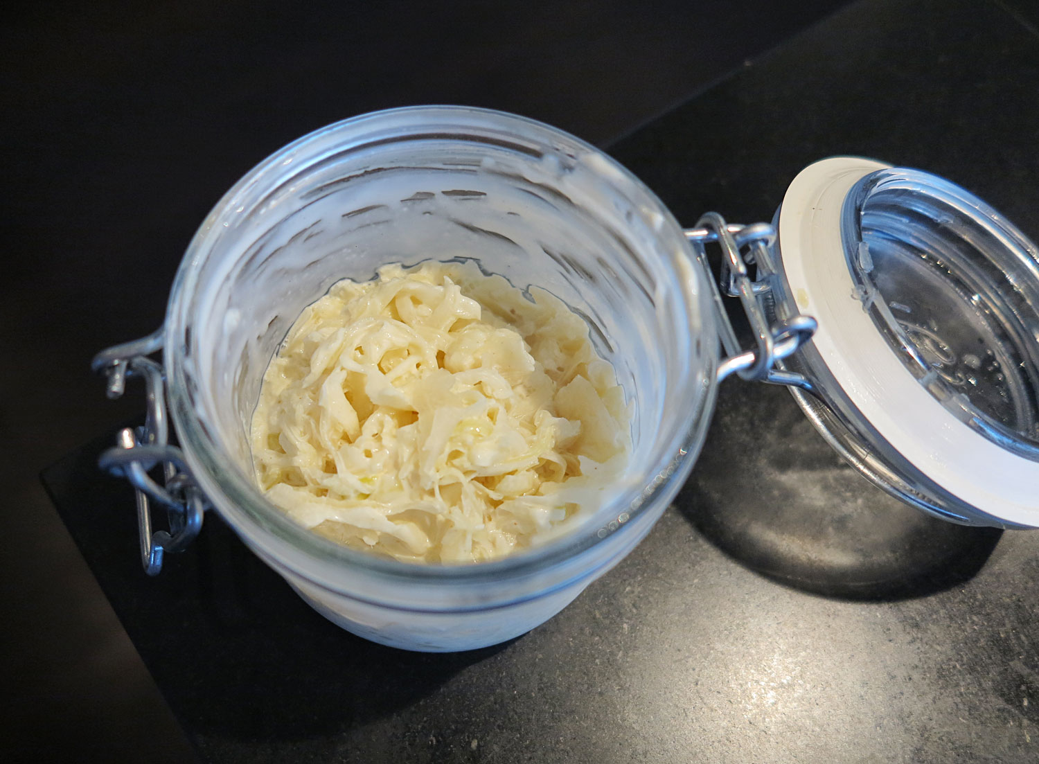 Sesampanerad hajmal med krämig surkålsslaw – gott och enkelt recept