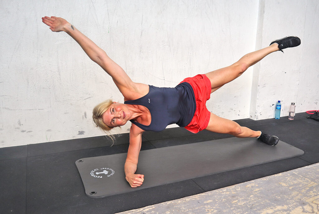 FILM: Dynamisk sidoplanka med stjärna – grym core- och höftstärkare ...