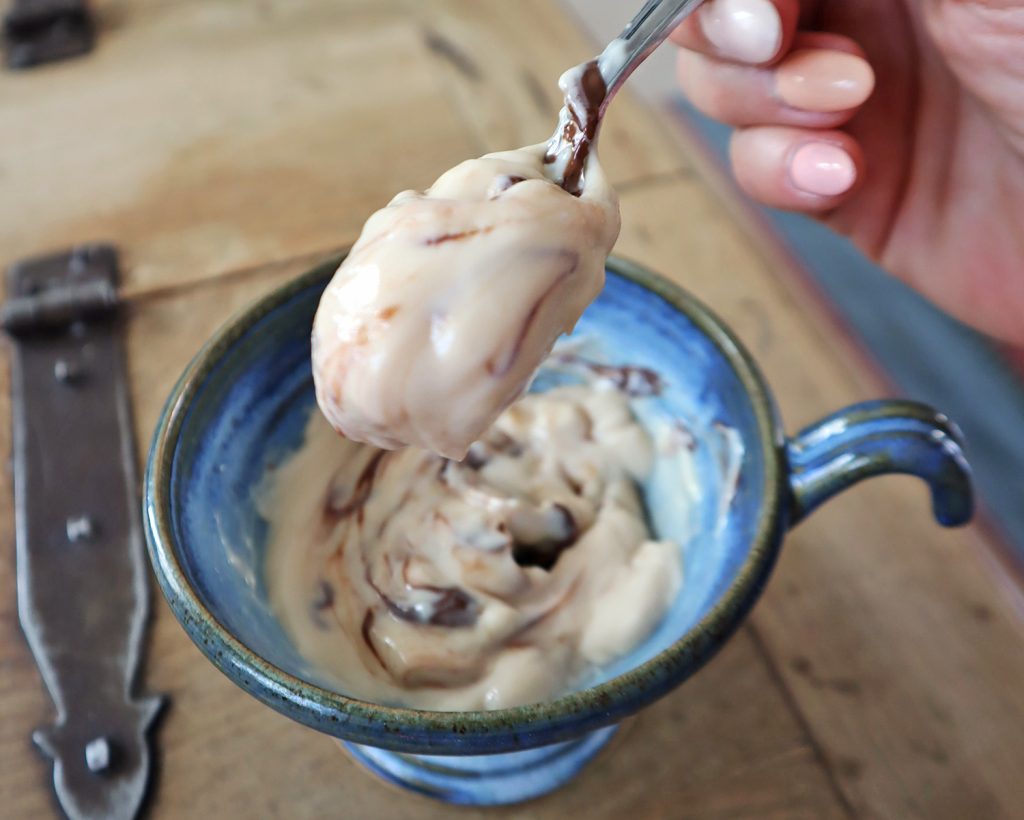 Sockerfri gräddglass med nötkräm av 3 ingredienser - Anna Jonasson ...