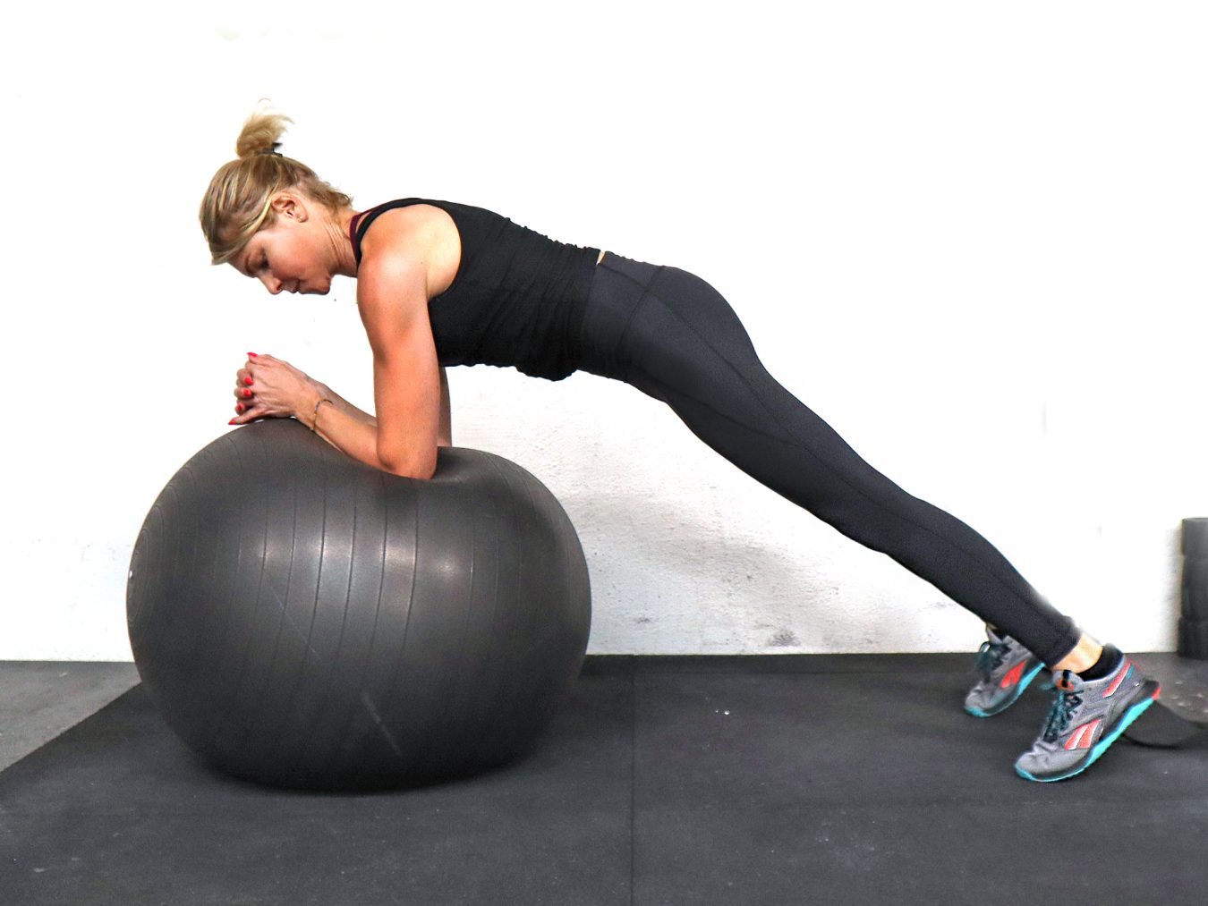 Träna djupa magmusklerna på pilatesboll - program med 6 övningar - Anna ...