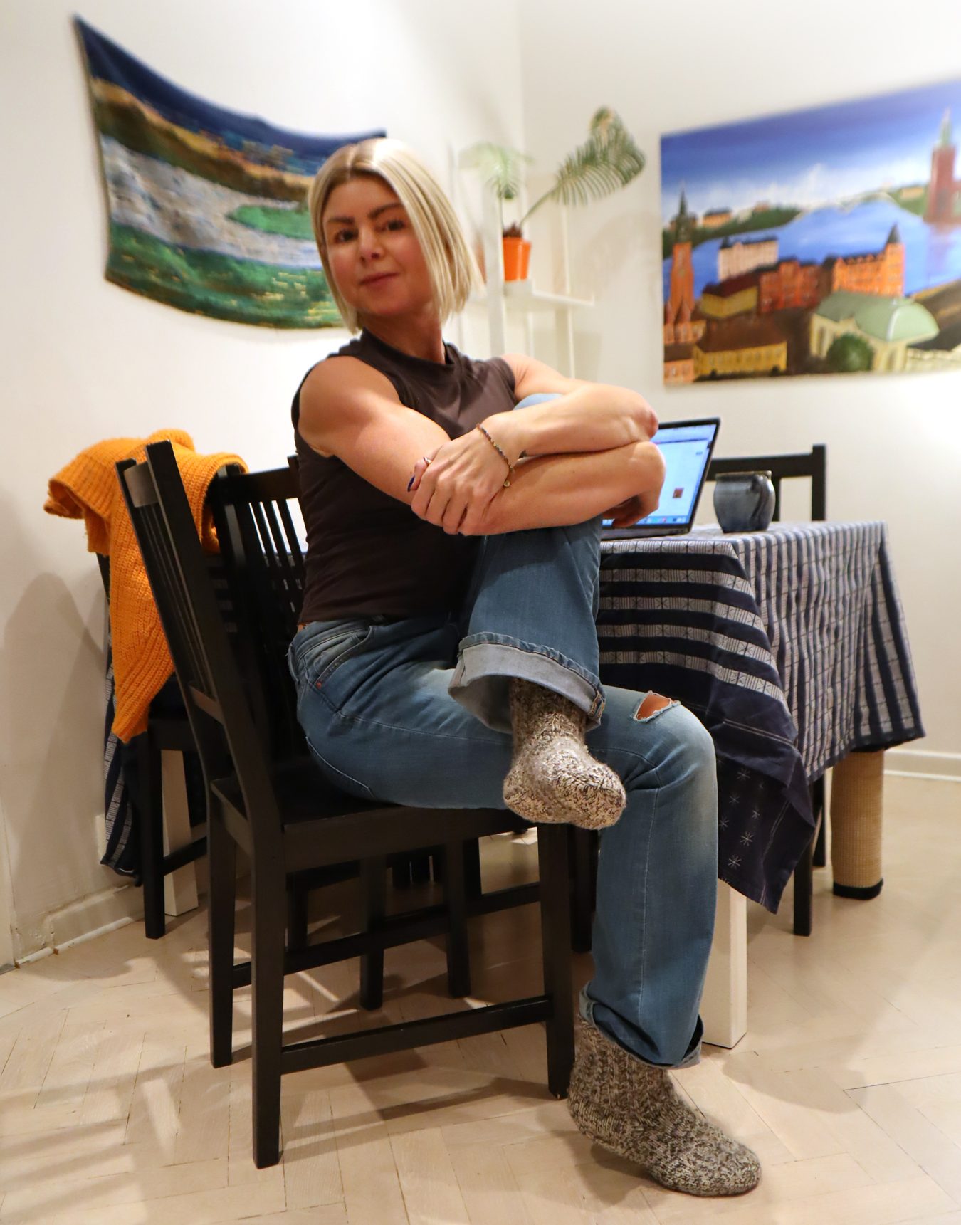 Ont i ryggen? Prova 4 sätt att stretcha rumpan - direkt på din stol ...