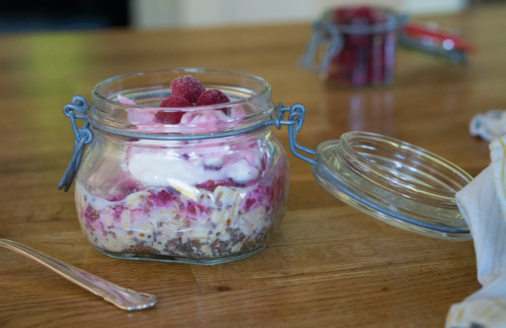 Overnight oats med hallon - Här får du receptet på en favoritfrukost